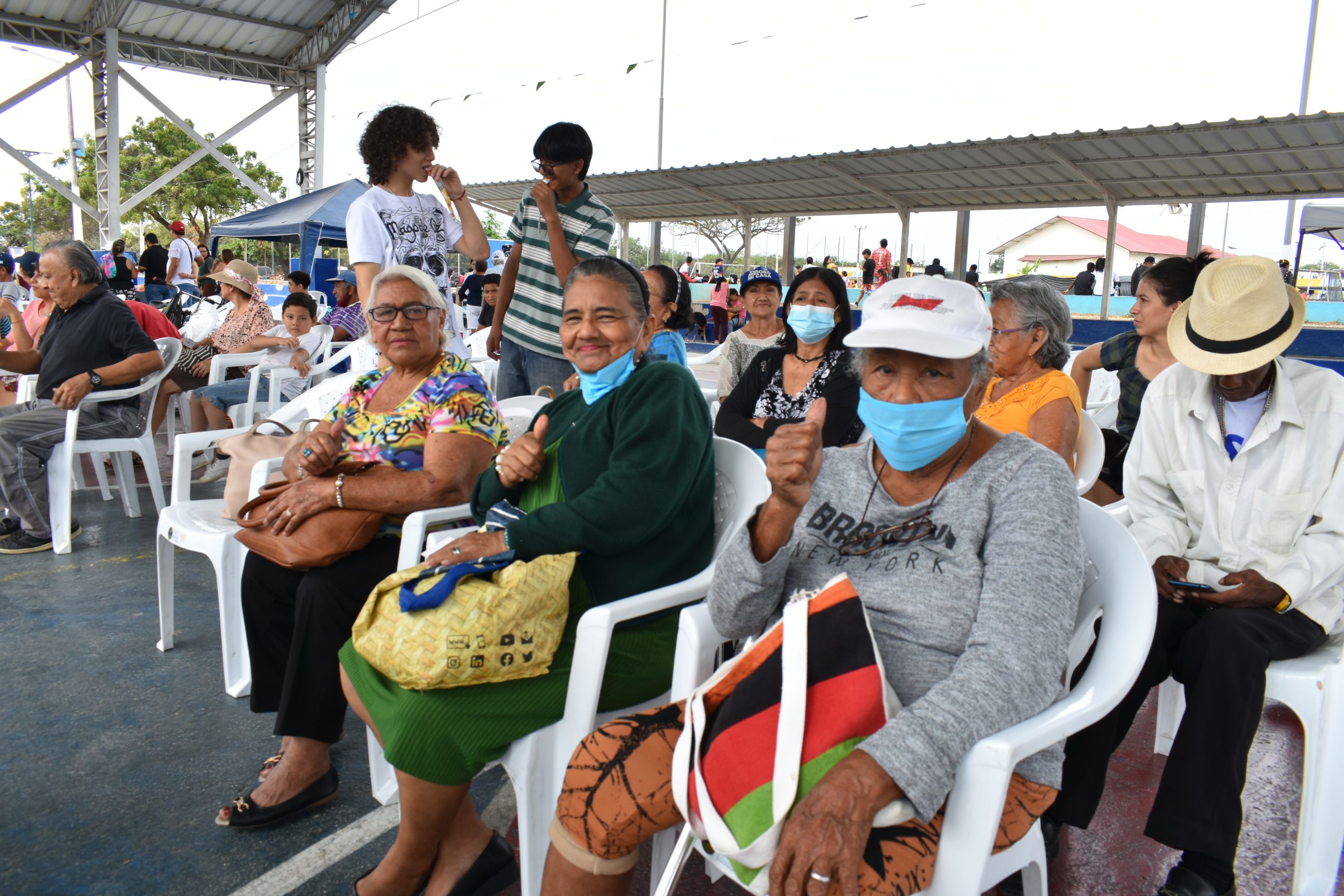 Los servicios municipales llegaron al Cisne II con la Feria “Compartir ...